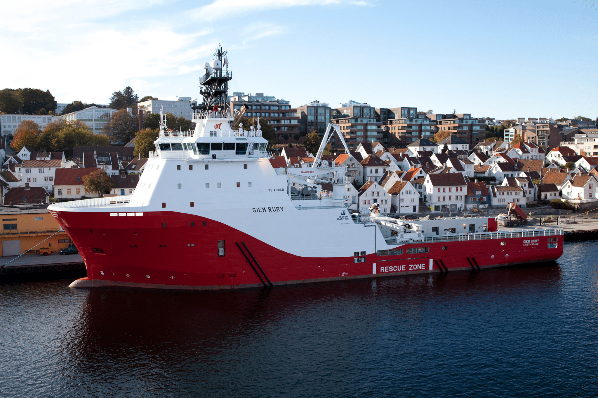 Salvage Tug Reaches ‘Maersk Sana’ After More Than Two Weeks Adrift in ...